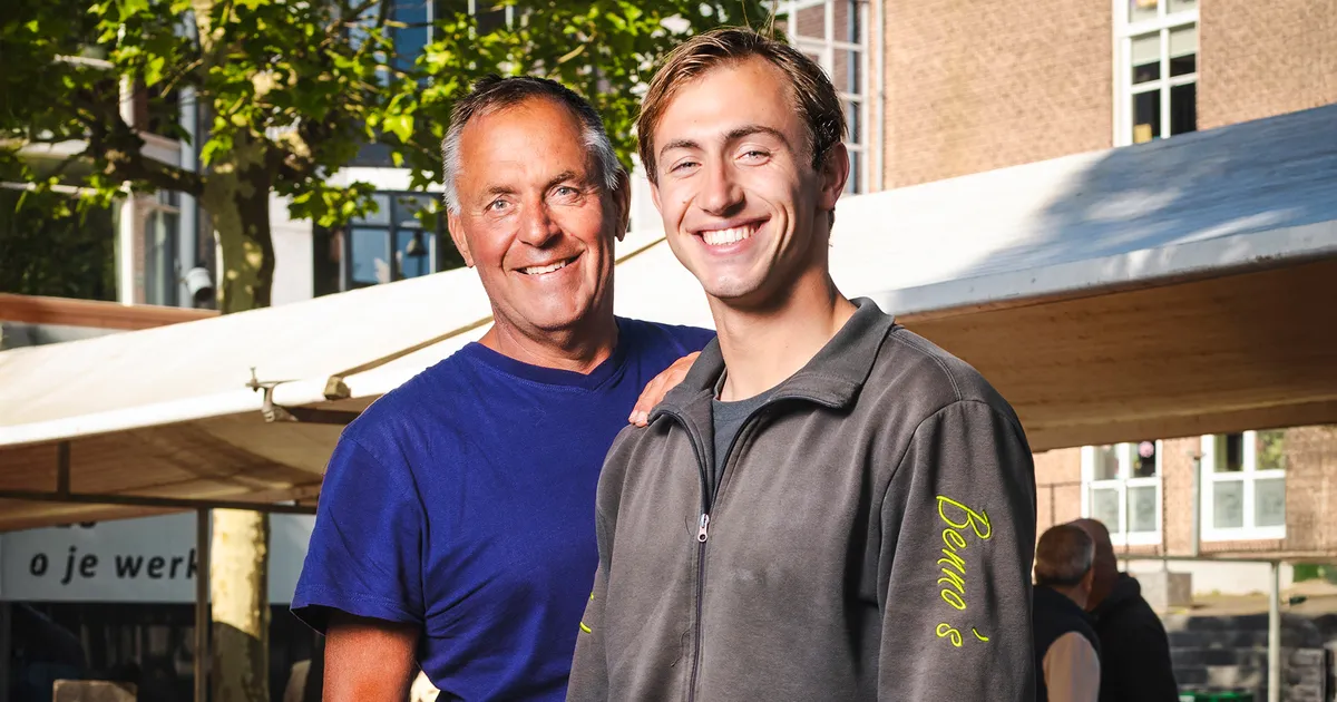 Vader Peter en zoon Jesse staan beiden op de markt - EO
