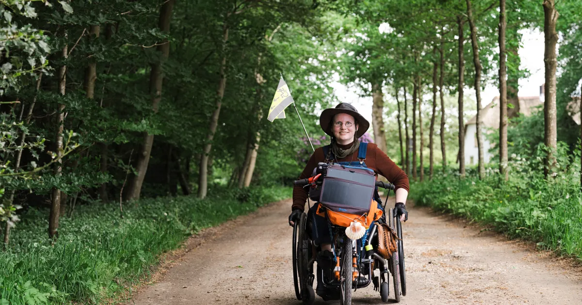 Rolstoelpelgrim Laura Feenstra: ‘Ik zing veel onderweg' - EO