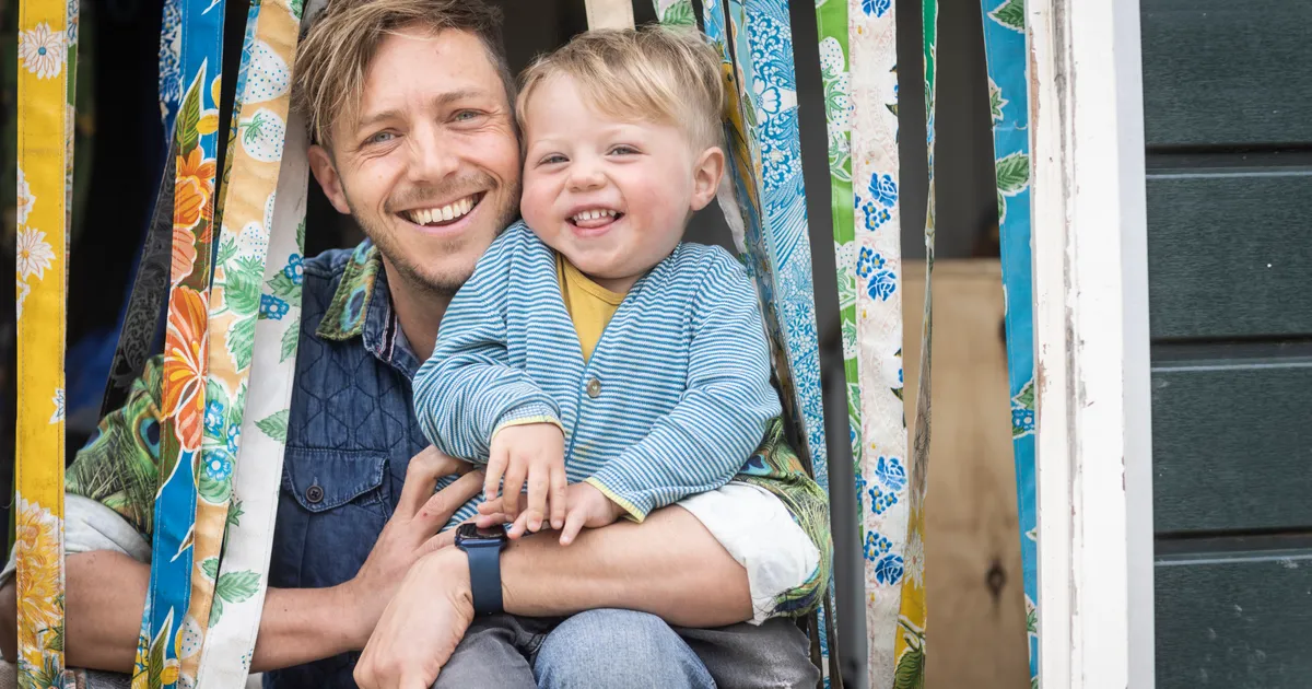 Elbert: 'Smartphonevrij opgroeien is helemaal hot' - EO