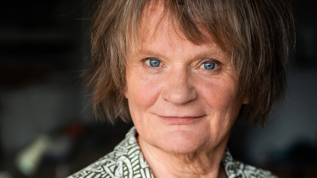 Loes Hegger debuteert met boek: ‘Villa De Wartburg’ - EO