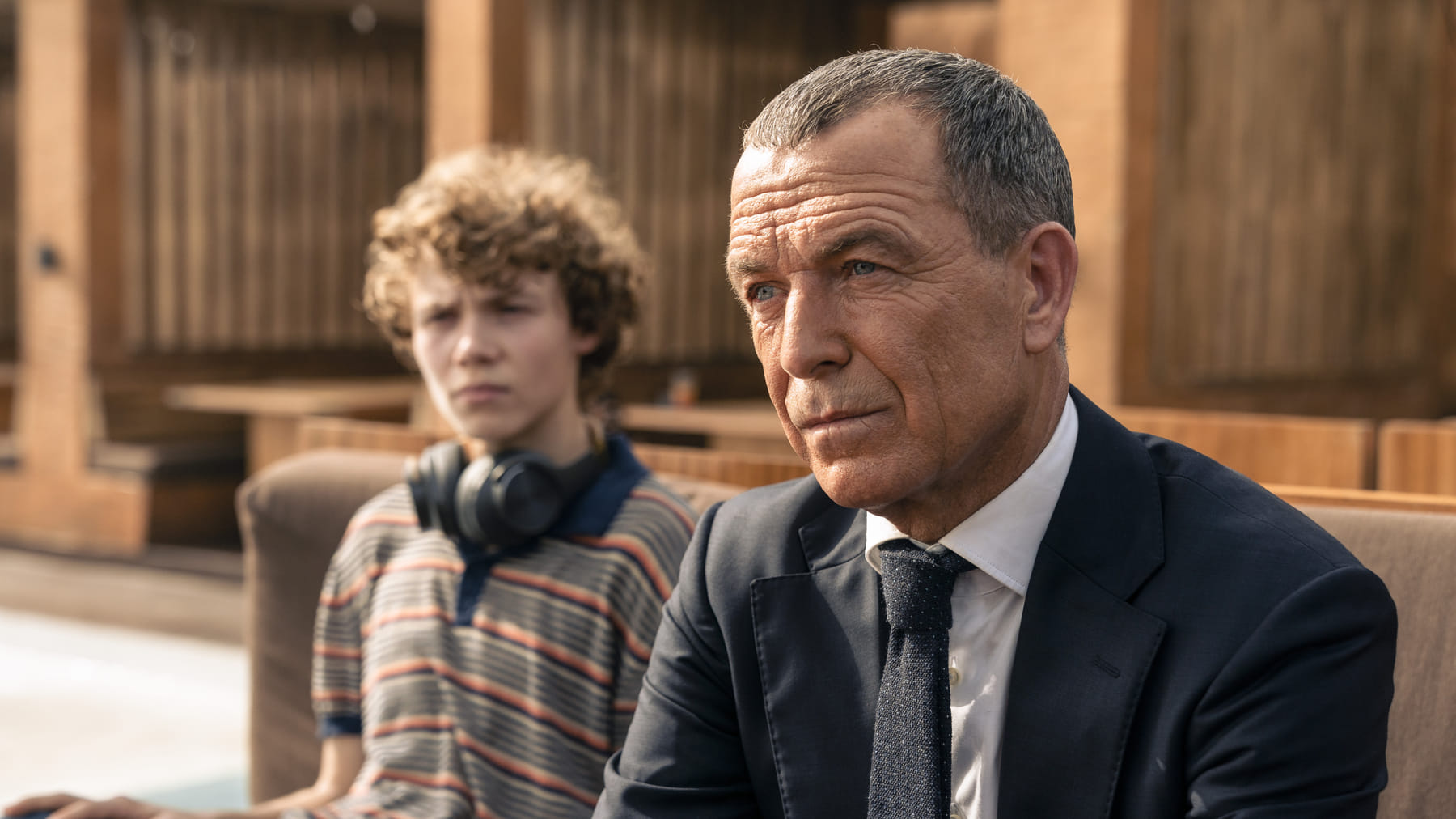 Raymond Thiry als harde voetbalbestuurder in serie 'The Net' - EO